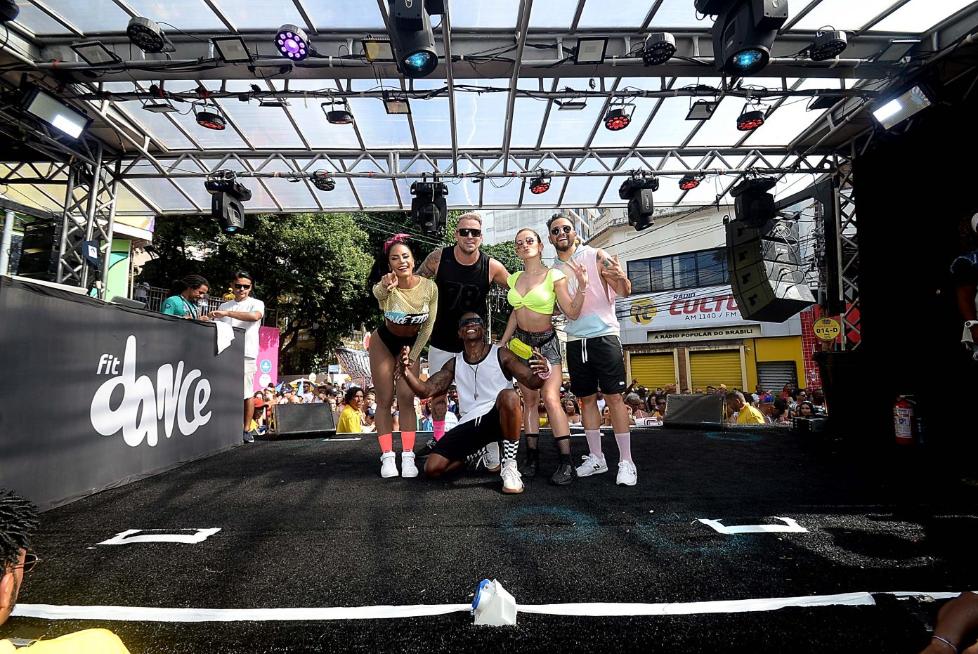 FitDance mete dança e anima até crianças no Carnaval de Bairros - Bahia ...